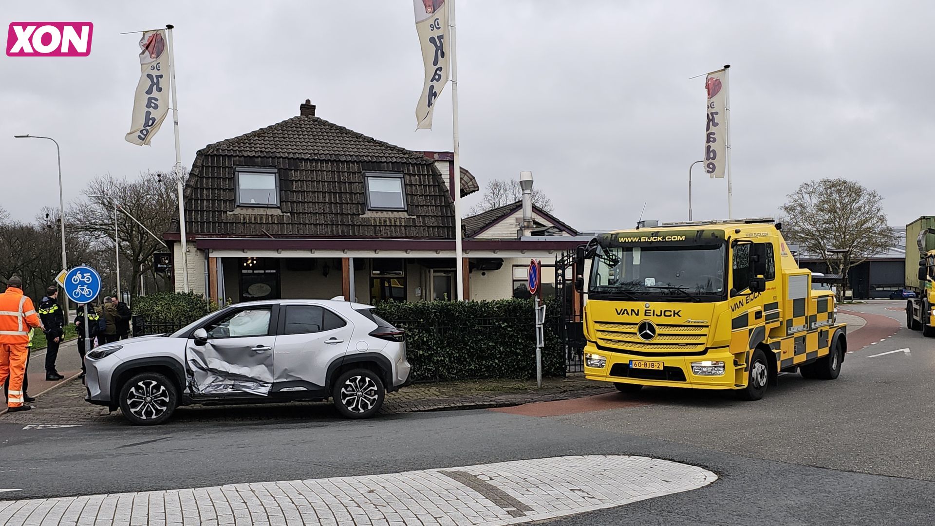 Twee personenauto’s botsen op kruising in De Klomp – XON | Omroep 1