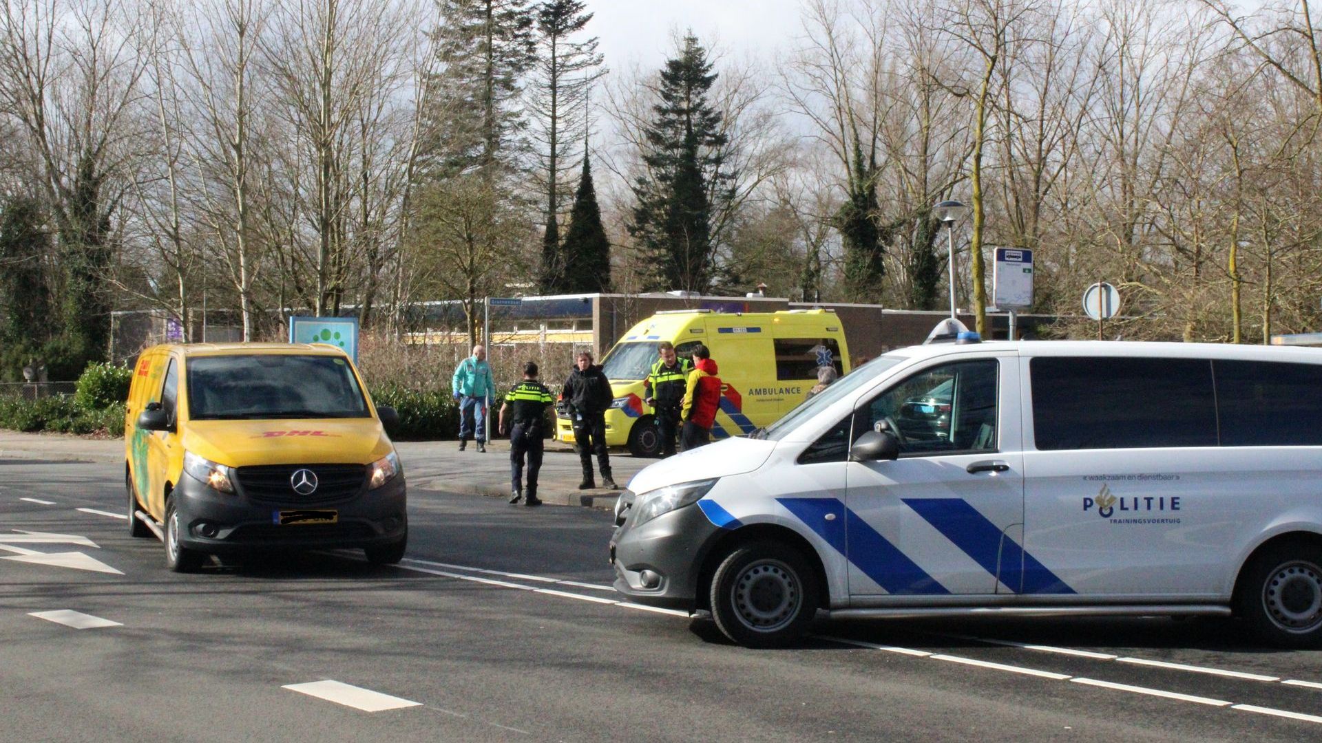Bestelbus raakt voetganger bij het afslaan in Ede – XON | 1 VALLEI