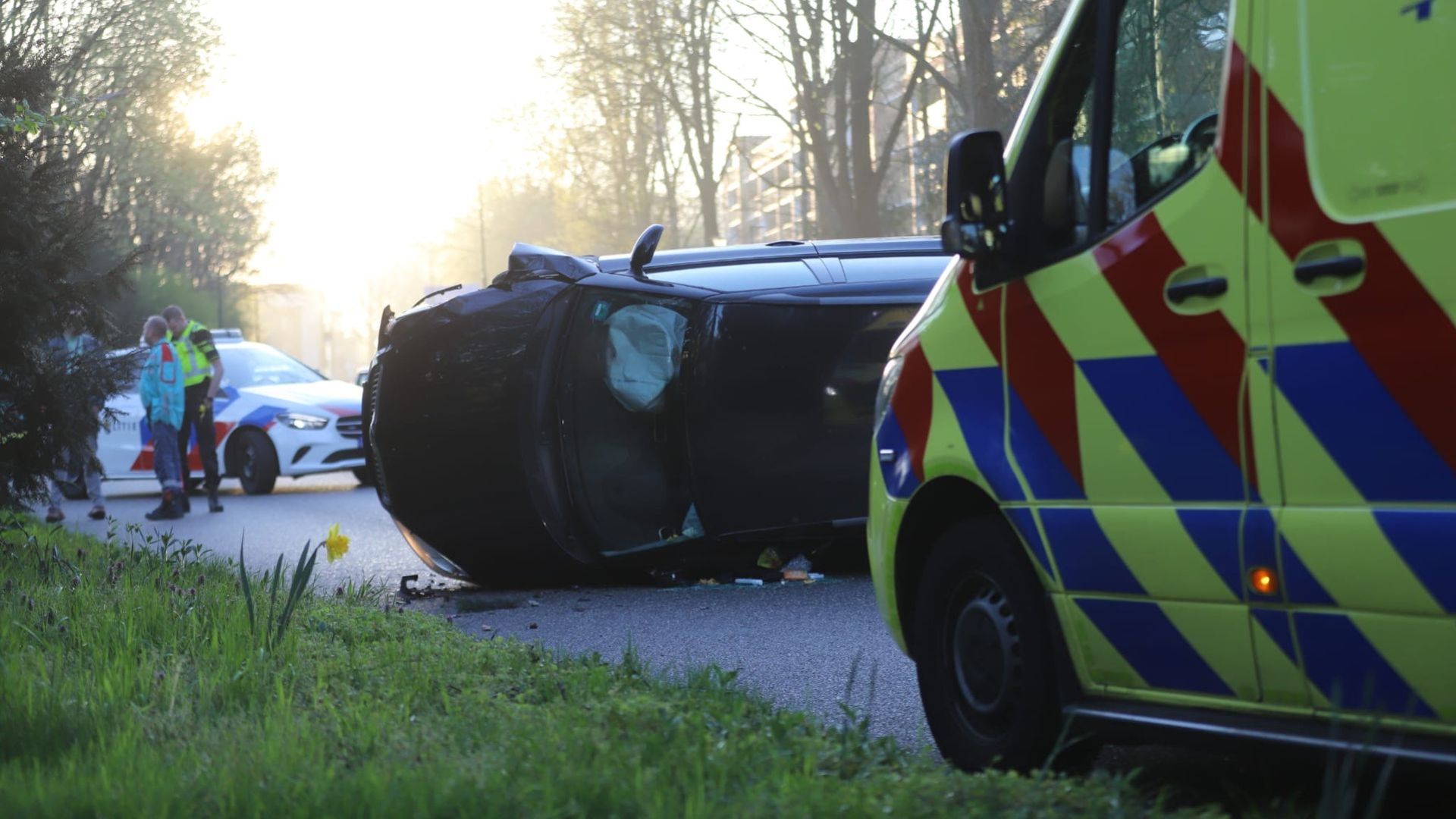 Auto op de zijkant in Veenendaal – XON | Omroep 1